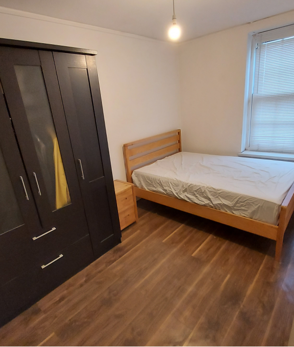 Enter Raffle to Win LONDON BATHCELOR PAD hosted by Carlton Nelson